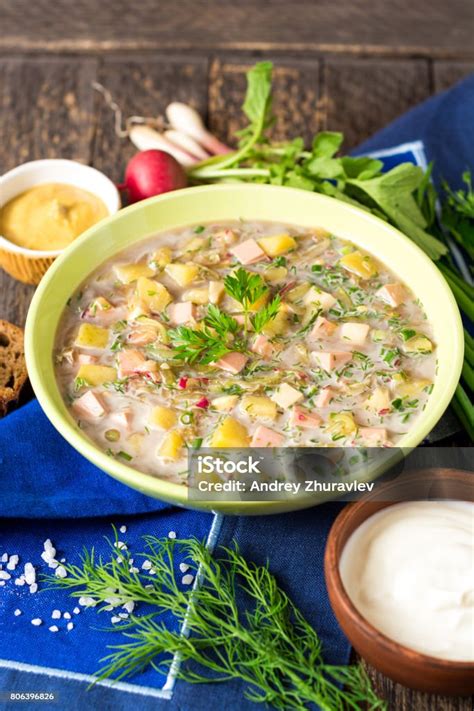 Okroshka입니다 전통적인 러시아 여름 소시지 야채 나무 배경에 그릇에 크 바스와 차가운 수프 건강한 식생활에 대한 스톡