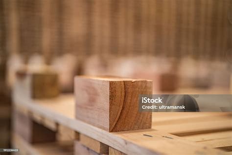 목재 상자 창고에 있는 깔판 나무의 배경 패턴 나무 섹션 나무 사각형의 그리드입니다 더미에 물자 갱도지주의 익지않는 것 35 39세에 대한 스톡 사진 및 기타 이미지