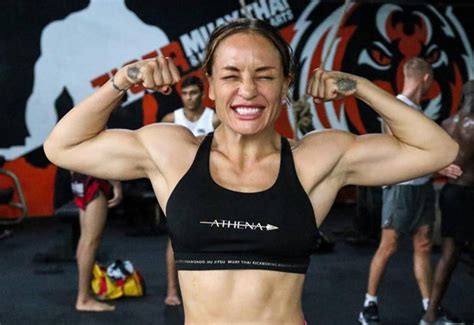 Empolgou Lutadora Comemora Vit Ria Mostrando Os Seios Para Torcida Metr Poles