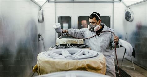 보호복을 입고 스프레이 압축기를 사용하여 자동차 부품을 칠하는 마스크를 쓴 남자 선택적 초점 사진 Unsplash의 자동차 산업 이미지