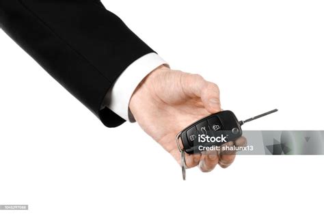 비즈니스 테마 흰색 배경에 고립 된 차 키를 들고 검은 양복에 자동차 세일즈 맨 고객에 대한 스톡 사진 및 기타 이미지 고객