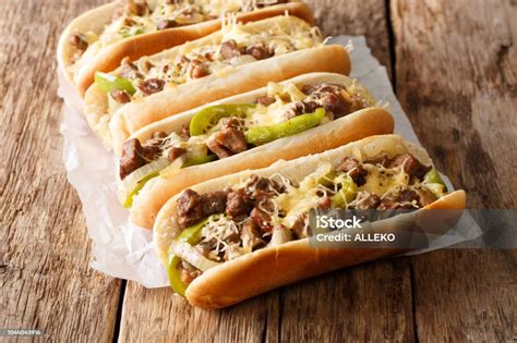 필라델피아 치즈 스테이크 샌드위치 양파와 구운된 고추 클로즈업 가로 샌드위치 음식에 대한 스톡 사진 및 기타 이미지 샌드위치 음식 필라델피아 치즈 스테이크 스테이크