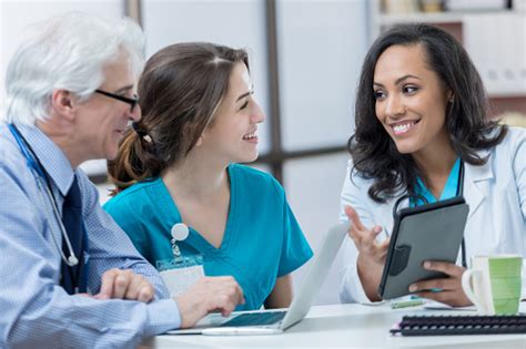 새로운 기술을 사용 하 여 회의 하는 동안 환자를 진단 하는 병원 직원 건강관리와 의술에 대한 스톡 사진 및 기타 이미지 건강관리와 의술 검사 보기 관리자 Istock