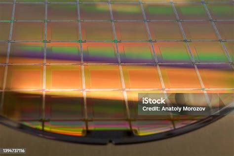 실리콘 웨이퍼 및 마이크로 회로 웨이퍼는 집적 회로의 제조를 위해 전자 장치에 사용되는 결정질 실리콘과 같은 반도체 재료의 얇은 조각입니다 0명에 대한 스톡 사진 및 기타