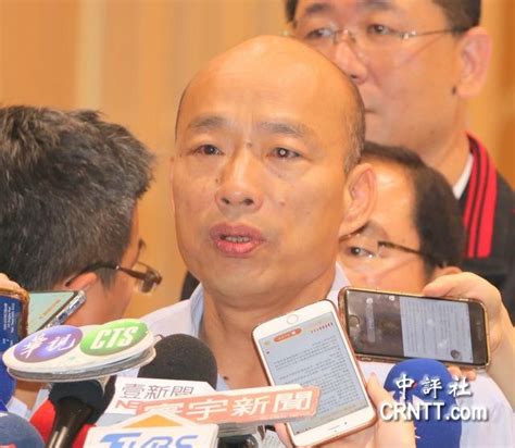 中评镜头韩国瑜林园会乡亲 民众热情合照