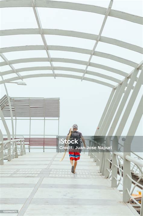 서핑 보드와 수석 서퍼 활동적인 휴가 건강한 라이프 스타일 및 스포츠 이미지 컨셉 건강한 생활방식에 대한 스톡 사진 및 기타 이미지 건강한 생활방식 남성 남자