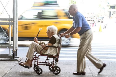 รูปภาพ คนเดินเท้า เกวียน ยานพาหนะ ผลิตภัณฑ์ การขนส่ง รถเข็นเด็ก ตำแหน่งของมนุษย์