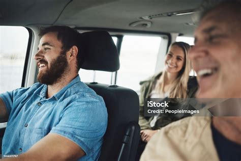 가족 여행 및 친척을 승객으로 휴가 또는 휴가에 자동차를 운전하는 남자와 함께하는 여행 함께 여행하는 행복한 사람들과 함께 교통