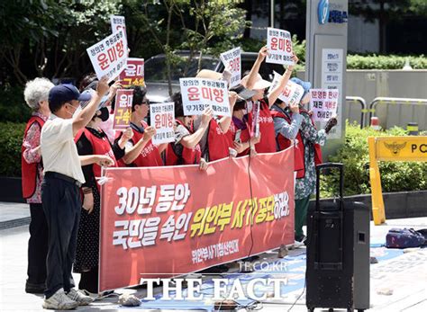 펜스에 갇힌 평화의 소녀상 Tf사진관 포토 기사 더팩트