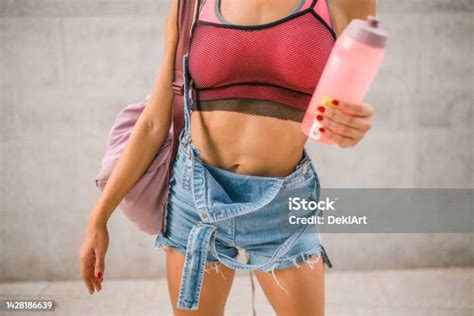 재사용 가능한 물병을 들고 있는 알아볼 수 없는 여성 운동 선수 25 29세에 대한 스톡 사진 및 기타 이미지 25 29세