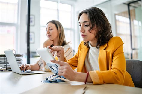 현대적인 사무실 환경에서 협업하면서 전략을 논의하고 목표를 달성하는 젊은 여성 사업가 2명에 대한 스톡 사진 및 기타 이미지 2명 경영자 계획 Istock