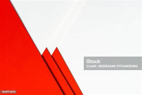 빨간색 종이와 백서는 디자인 요소 또는 웹 사이트 커버 아이디어로 사용에 적합한이 추상적 인 배경 개념의 빈 백서 위에 쌓여 있습니다 0명에 대한 스톡 사진 및 기타 이미지