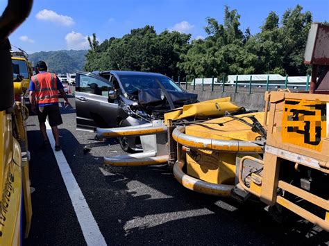 快訊未注意車前狀況！國6國姓鄉段「休旅車高速塞入緩撞車」