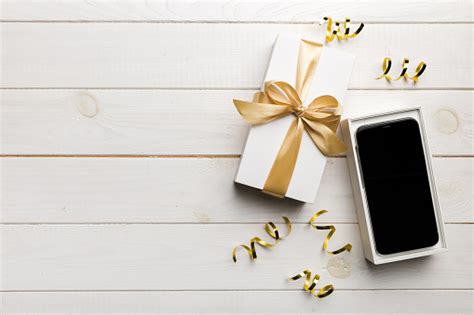 골드 리본과 스마트폰이 있는 기프트 박스를 컬러 배경 상단 보기로 오픈했습니다 빈 오픈 박스 포장 모형 디자인템플릿 브랜딩 모형 0명에 대한 스톡 사진 및 기타 이미지