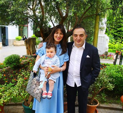 რაზე მღერის მილიონერ კობა ნაყოფიას ქალიშვილი ახალ მუსიკალურ კლიპში ბიჭი იწვა ლოგინში არ