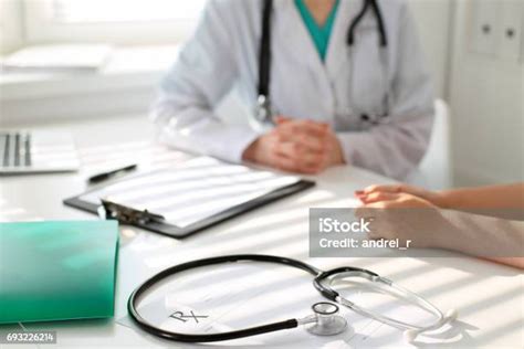 옆에 그녀의 여성 환자를 안심 의사의 청진 기 의료 윤리와 신뢰 개념 도덕성에 대한 스톡 사진 및 기타 이미지 도덕성 진료소 개념 Istock