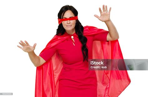 정면보기 1 인 허리 까지 성인 아름다운 검은 머리 백인 여성 젊은 여성 슈퍼 히어로 헤로인 영웅 서 드레스 아이 마스크 마스크를 입고 위장 의상 케이프 눈을 감고 의류 시