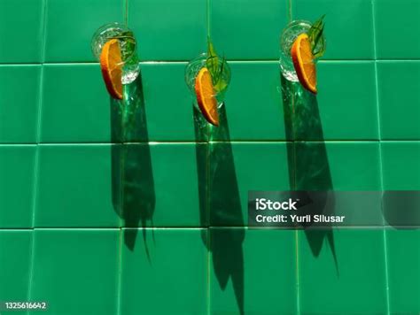 크리스탈 안경에 오렌지 슬라이스 녹색 타일 배경 그림자와 상쾌한 음료 달콤한 차가운 천연 칵테일 각얼음에 대한 스톡 사진 및 기타 이미지 Istock