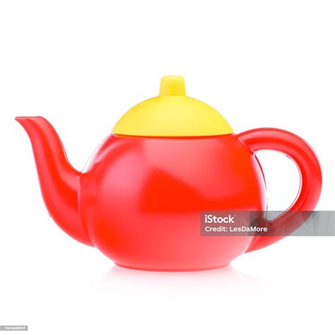 흰색 배경에 격리된 어린이 장난감 접시 세트 플라스틱 머그잔과 찻주전자 어린이 주방 어린이를위한 교육 롤 플레잉 게임 정사각형 구성에 대한 스톡 사진 및 기타 이미지