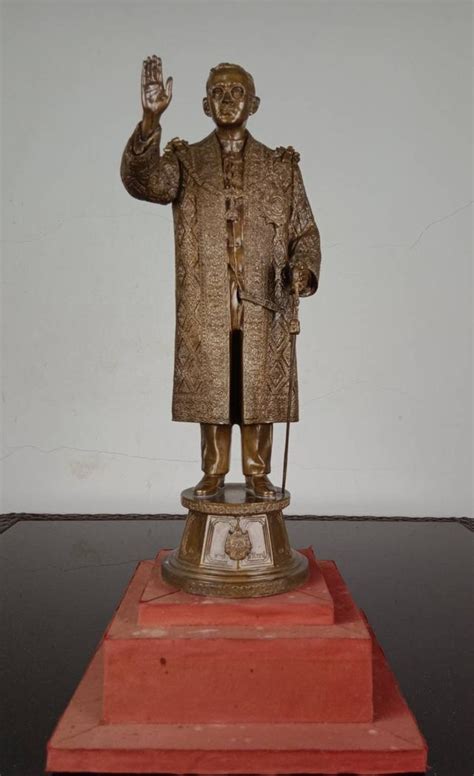 475 พระบรมรูปหล่อในหลวงรัชกาลที่9 พระบาทสมเด็จพระปรมินทรมหาภูมิพลอดุลยเดชทรงยินดี Ennxo