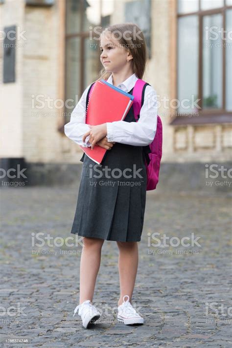 좋은 일들이 여기서 일어나고 있습니다 어린 아이는 리체움 학교에 간다 리세움 학생은 야외에서 책을 들고 있다 학교 용품으로 돌아갑니다 의무 교육 지식의 날 9월 1일 개인