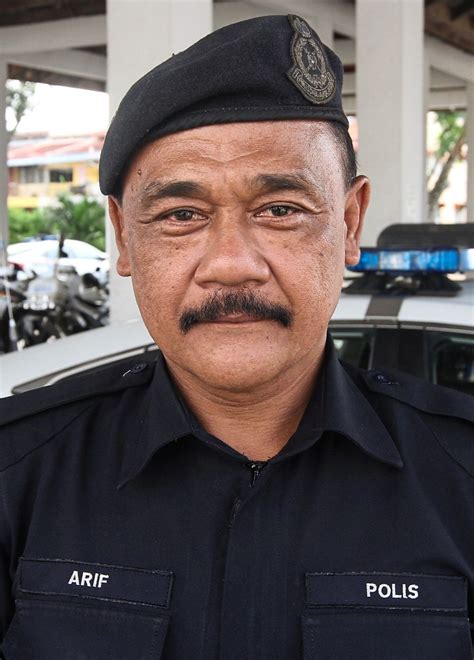 Cop Praised For Helping Elderly Woman To Cross Busy Road The Star