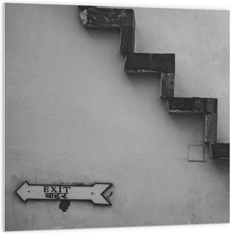 PVC Schuimplaat Trap Voor Witte Muur In Het Zwart Wit Met Bordje