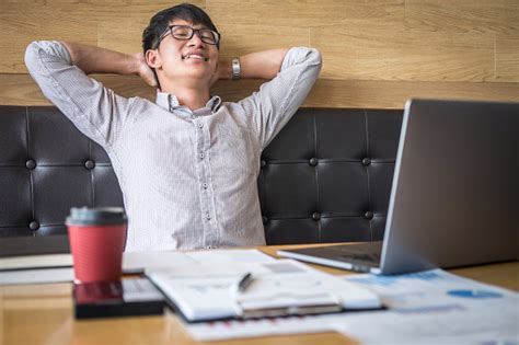 보고서 문서 및 분석 그래프 문서에 재무 데이터 계산 재무 통계 작성을 통해 랩톱 컴퓨터에서 투자 프로젝트를 수행하는 사업가