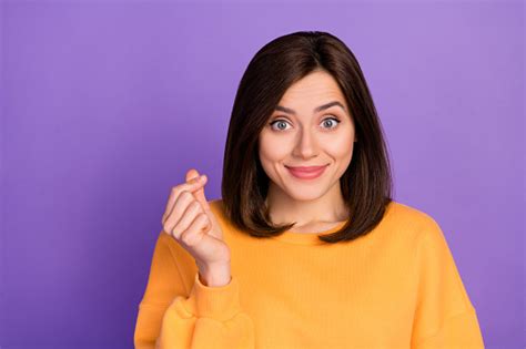 밝은 보라색 배경에 고립 된 기호 긍정적 인 분위기 사랑스러운 피드백과 같은 한국어를 보여주는 젊고 사랑 스러운 귀여운 화려한 멋진 아가씨의 근접 촬영 사진 20 24세에