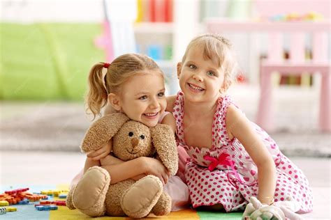 Alegres Meninas Brincando No Chão Foto Premium