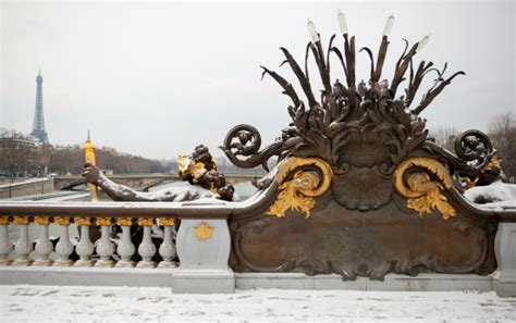동절기의 파리 알렉산드르 Iii 덮힘 인공눈 눈 냉동상태의 물에 대한 스톡 사진 및 기타 이미지 눈 냉동상태의 물 알렉산드르 3세 다리 12월 Istock