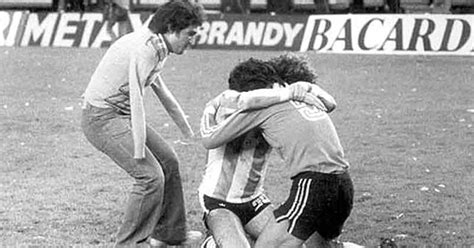 La Historia Completa Del Abrazo Del Alma La Foto Que Ten A Un