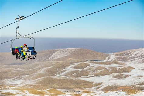 어머니와 두 아들은 산에서 스키를 타고 스키 리프트를 타고 올라간다 3 명에 대한 스톡 사진 및 기타 이미지 3 명 35 39세 8 9 살 Istock