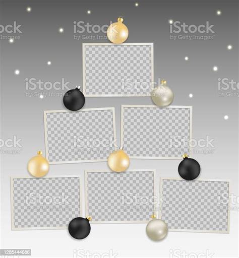 포토 카드 프레임으로 만든 크리스마스 트리 Mockup 투명 한 배경과 크리스마스 공 직사각형 사진 프레임 벡터 3d 사실적입니다 인사말 카드 빈 템플릿입니다 디자인에 대한
