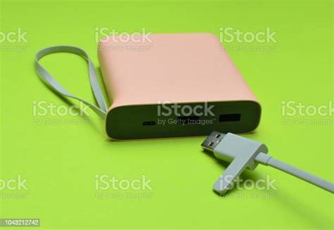 녹색 배경에 Usb 케이블 클로즈업으로 스마트폰 및 가제트를 충전을 위한 전원 은행 현대 기술 Usb 케이블에 대한 스톡 사진 및 기타 이미지 Istock