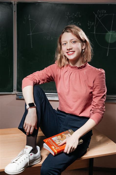 Школьная фотосессия Фотосессия Портретные позы выпускников Женский портрет