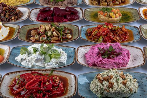 전통 터키와 그리스 저녁 식사 메제 테이블 터키 요리 차가운 전채 다채로운 접시에 터키어 전채 요구르트와 다양한 삶은 허브 0명에 대한 스톡 사진 및 기타 이미지 Istock