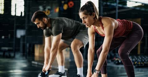 체육관에서 크로스 트레이닝 중 케틀 벨을 사용하는 운동 커플 사진 Unsplash의 세르비아 이미지