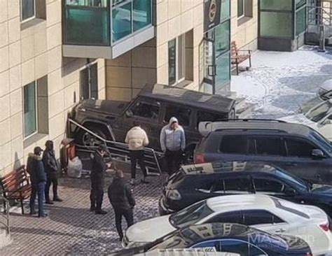 Автомашиныхаа хаазыг тоормостой андуурч гишгэн орон сууцны барилга мөргөсөн осол гарлаа