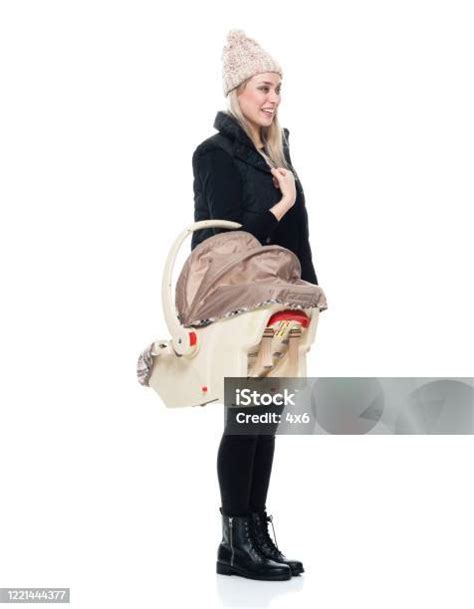 백인 아기 조끼를 입고 카시트를 들고 흰색 배경 앞에 서있는 인간 나이 민소매 20 29세에 대한 스톡 사진 및 기타 이미지 20 29세 25 29세 가정 생활