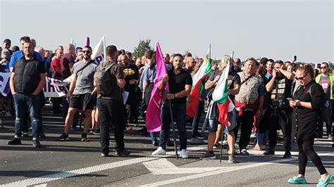 Протестиращите енергетици и миньори отказват среща с министър Радев От деня БНР Новини