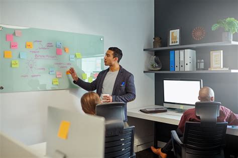 그의 사무실에서 직원에게 프리젠 테이션을주는 젊은 사업가의 샷 계획에 대한 스톡 사진 및 기타 이미지 계획 20 24세 25 29세 Istock