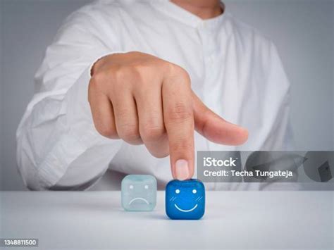 고객 서비스 평가 피드백 등급 고객 경험 및 만족도 설문조사 개념 테이블과 흰색 배경에 파란색 큐브에 행복한 미소 얼굴 아이콘을 가리키는 사업가의 손 사람들에 대한 스톡