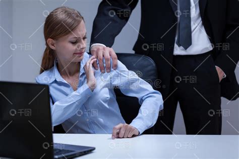 办公室高清图片 办公室性骚扰女性员工被男性领导不当触摸 办公室性骚扰女性员工被男性领导不当触摸图片免费下载 5152250621 千图网pro