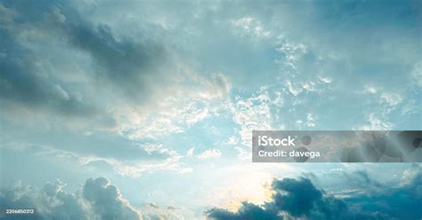 솜털 같은 흰 구름으로 가득 찬 푸른 하늘의 멋진 전망은 자연의 아름다움과 광대함을 보여줍니다 아름 다운 맑은 하늘 웹 사이트 배너 등을위한 낮 사진 0명에 대한 스톡 사진