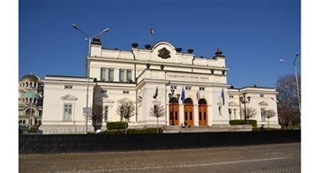 Синя карта на ЕС за пребиваване и работа у нас вече ще се издава за срок до 4 години