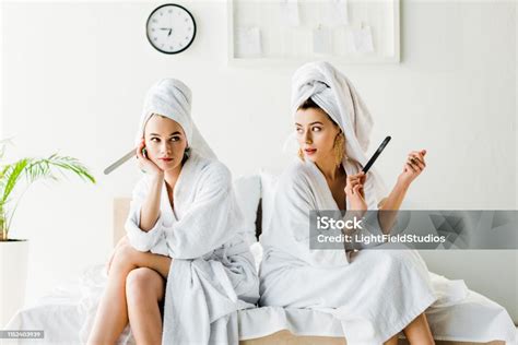 목욕 가운과 보석 손톱 파일 침대에 앉아 수건으로 세련 된 여성 2명에 대한 스톡 사진 및 기타 이미지 2명 개인 장식품 매니큐어 미용술 Istock