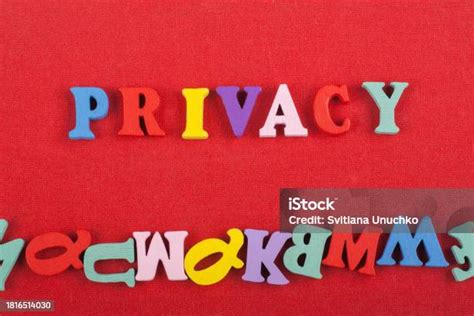 다채로운 Abc 알파벳 블록 나무 글자로 구성된 빨간색 배경에 개인 정보 보호 단어 광고 텍스트를 위한 복사 공간 영어 개념 학습 0명에 대한 스톡 사진 및 기타 이미지