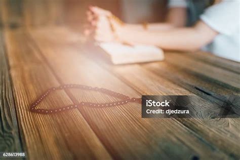 나무 묵주와 성서와 여자 손 고독 부정적인 감정 표현에 대한 스톡 사진 및 기타 이미지 고독 부정적인 감정 표현 고풍스런