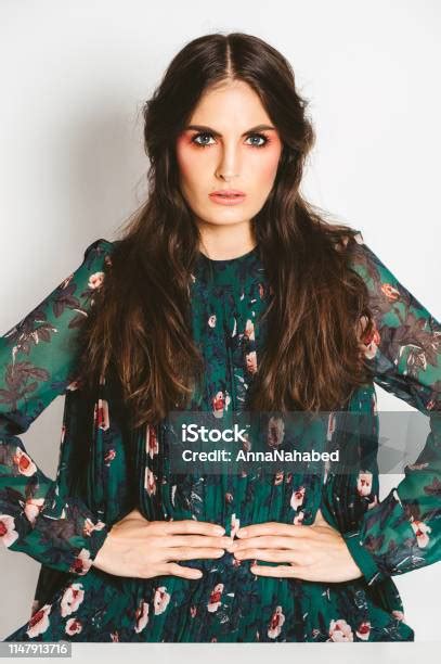 긴 어두운 머리를 가진 아름 다운 여자의 스튜디오 샷 밝은 분홍색 메이크업 녹색 드레스를 입고 허리에 손을 유지 눈 신체 부분에 대한 스톡 사진 및 기타 이미지 Istock